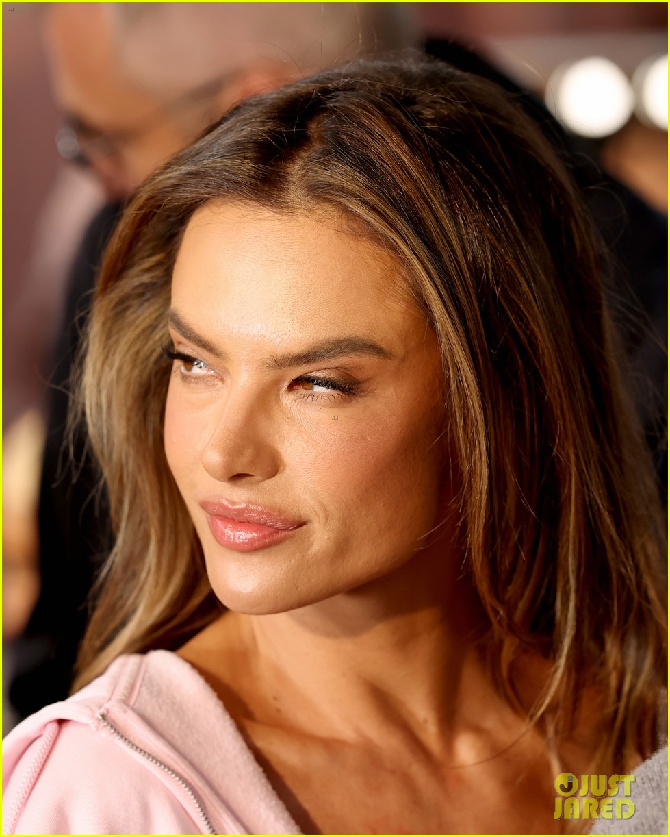 Backstage at Victoria's Secret Fashion Show 2025: Inside Photos of ...