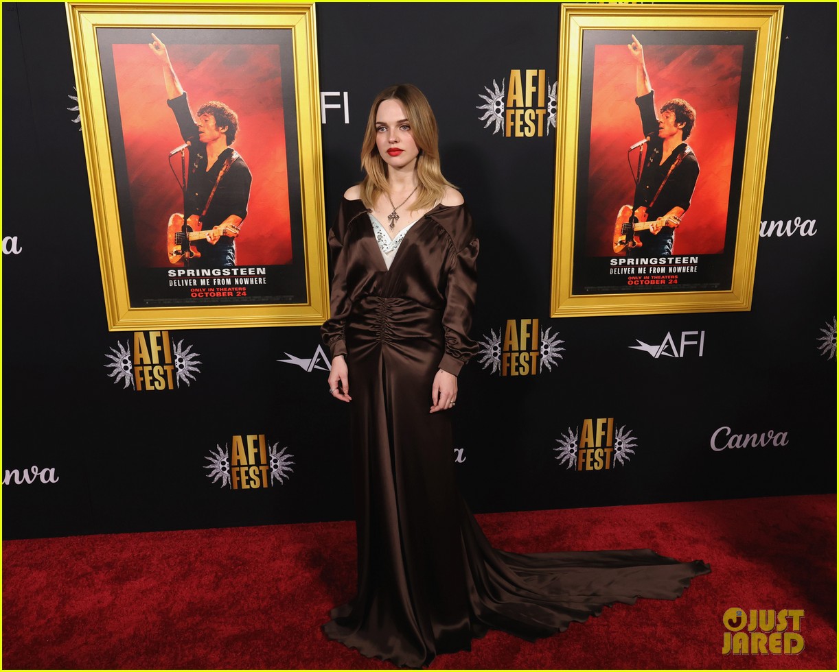 Jeremy Allen White Joins Bruce Springsteen & Wife Patti Scialfa at ...