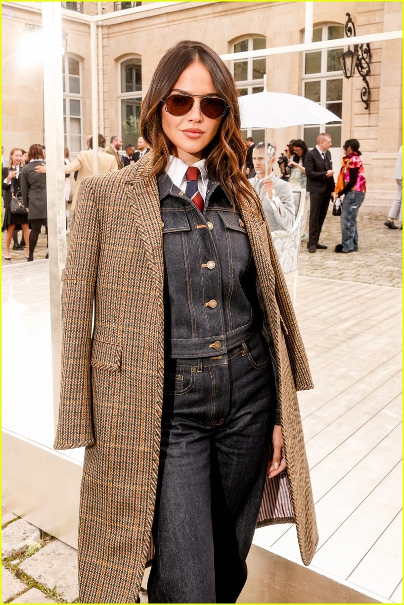 Rachel Zegler Sits Front Row Next to Anna Wintour for Her Favorite ...