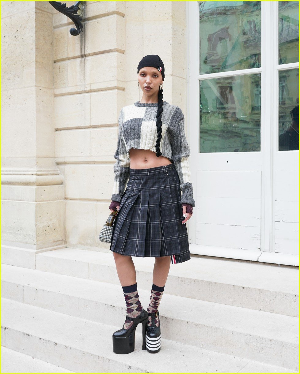 Rachel Zegler Sits Front Row Next to Anna Wintour for Her Favorite ...