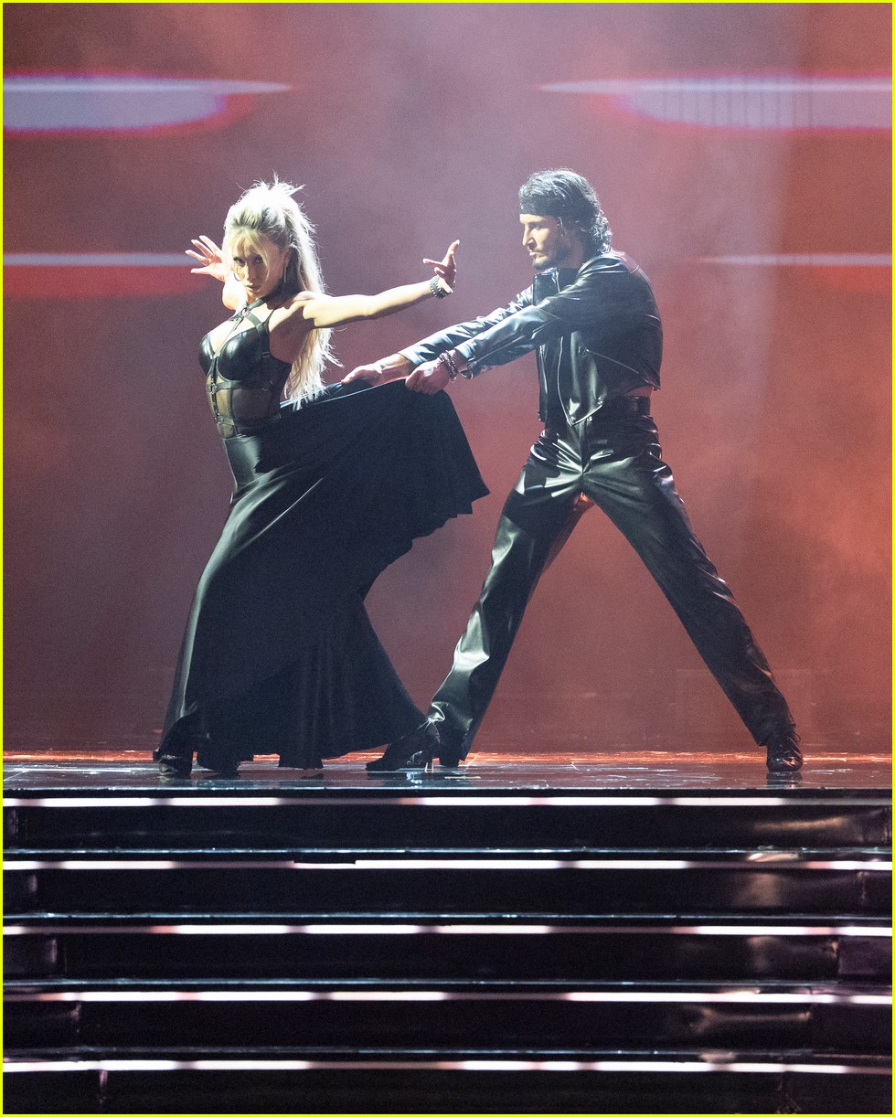 Flavor Flav Accidentally Gives Alix Earle Wrong Score on 'DWTS,' Blocks Her from Perfect 40 for ...