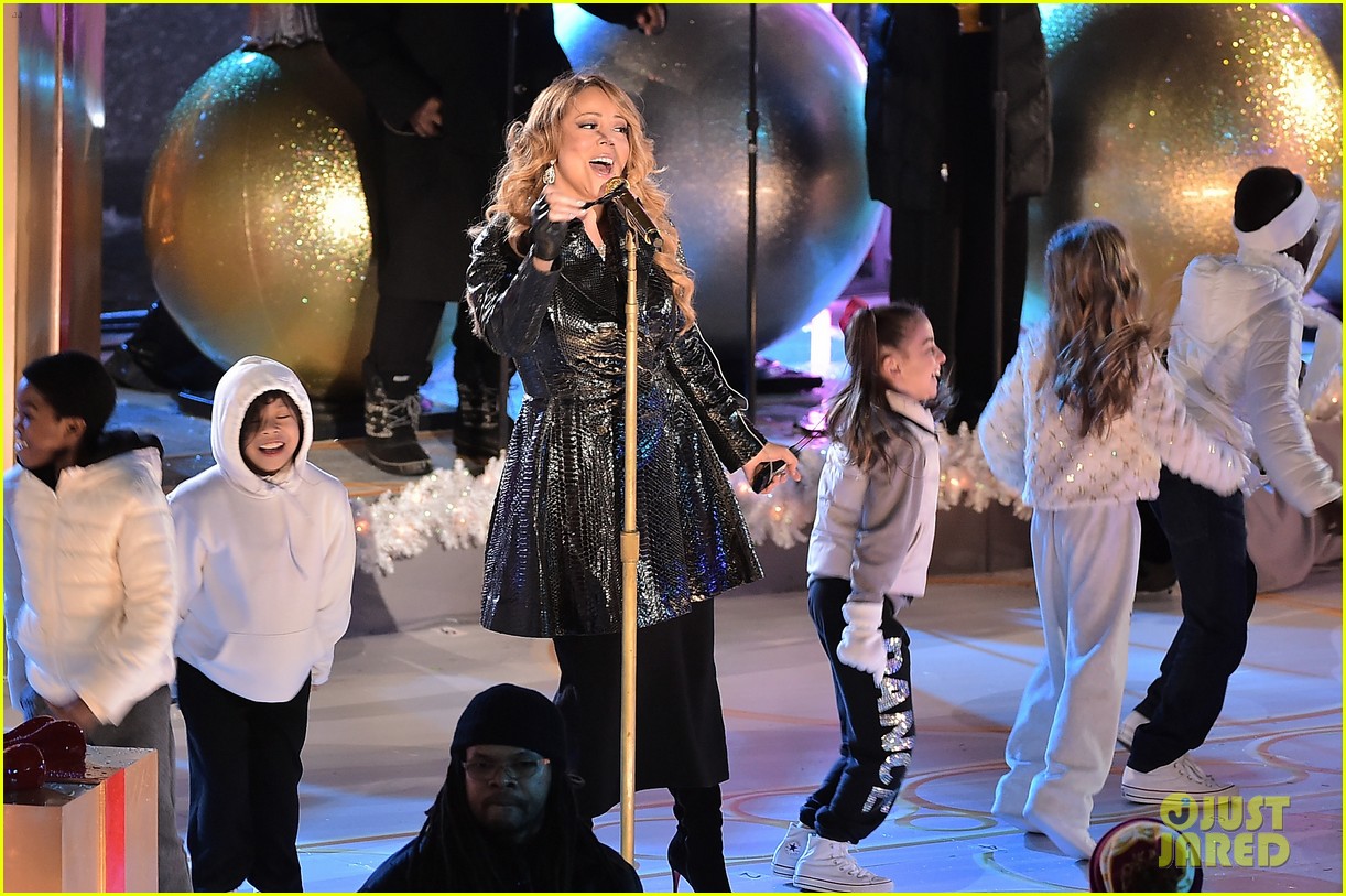 'All I Want for Christmas Is You' Lyrics & Meaning: Mariah Carey's ...