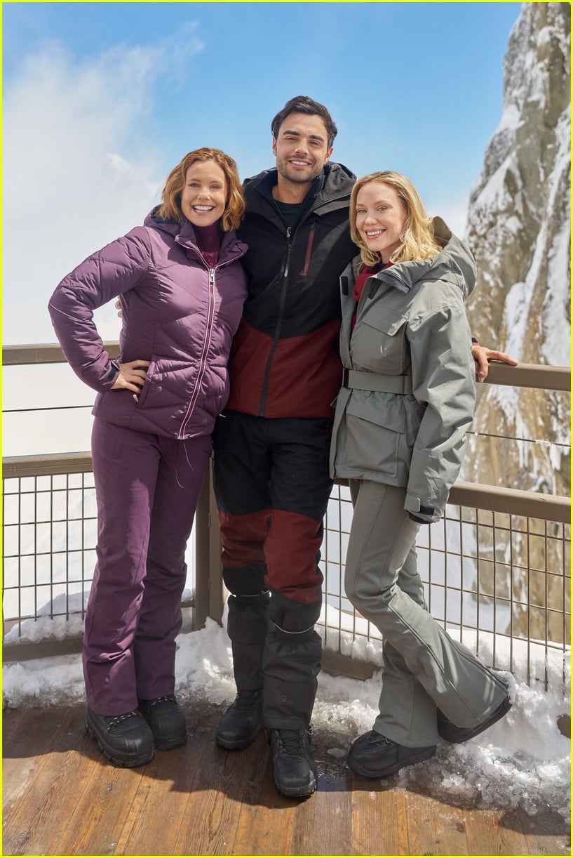 Ashley Williams & Laci J. Mailey Play Sisters in Hallmark's New 'An ...