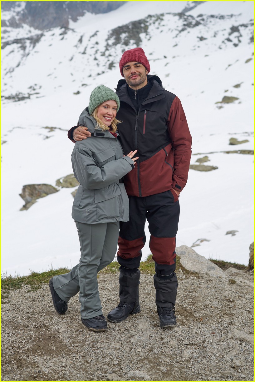 Ashley Williams & Laci J. Mailey Play Sisters in Hallmark's New 'An Alpine Holiday' Movie ...