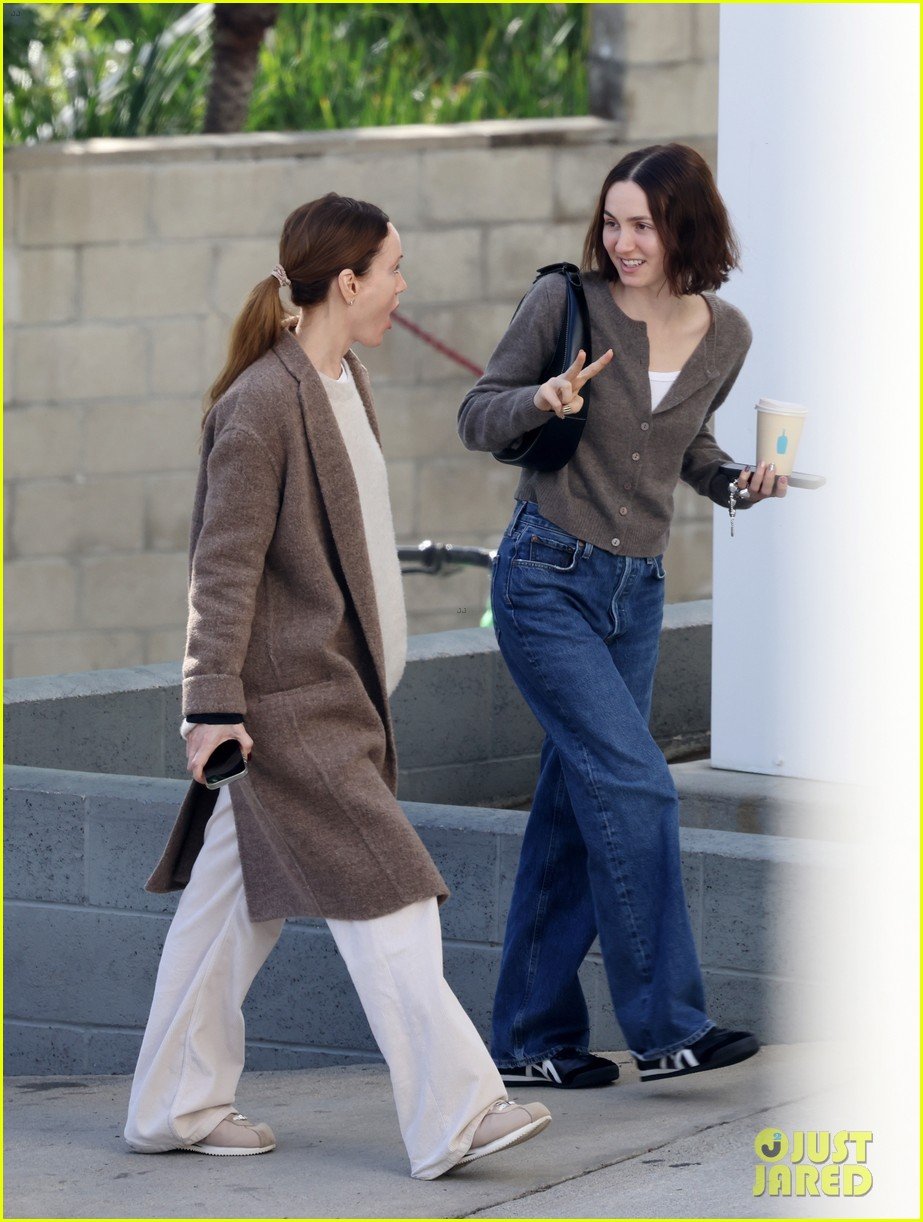 Maude & Iris Apatow Enjoy Breakfast in Hollywood With Parents Leslie ...