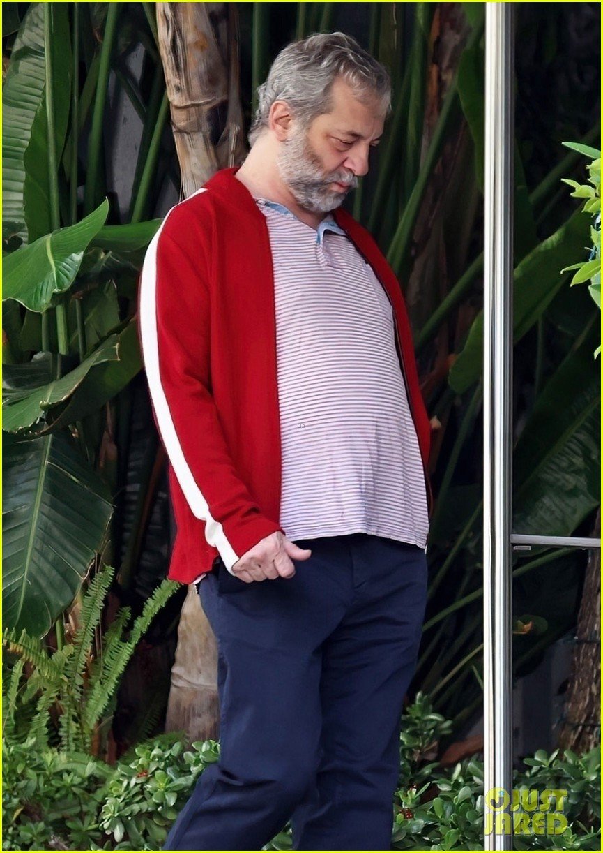 Maude & Iris Apatow Enjoy Breakfast in Hollywood With Parents Leslie ...