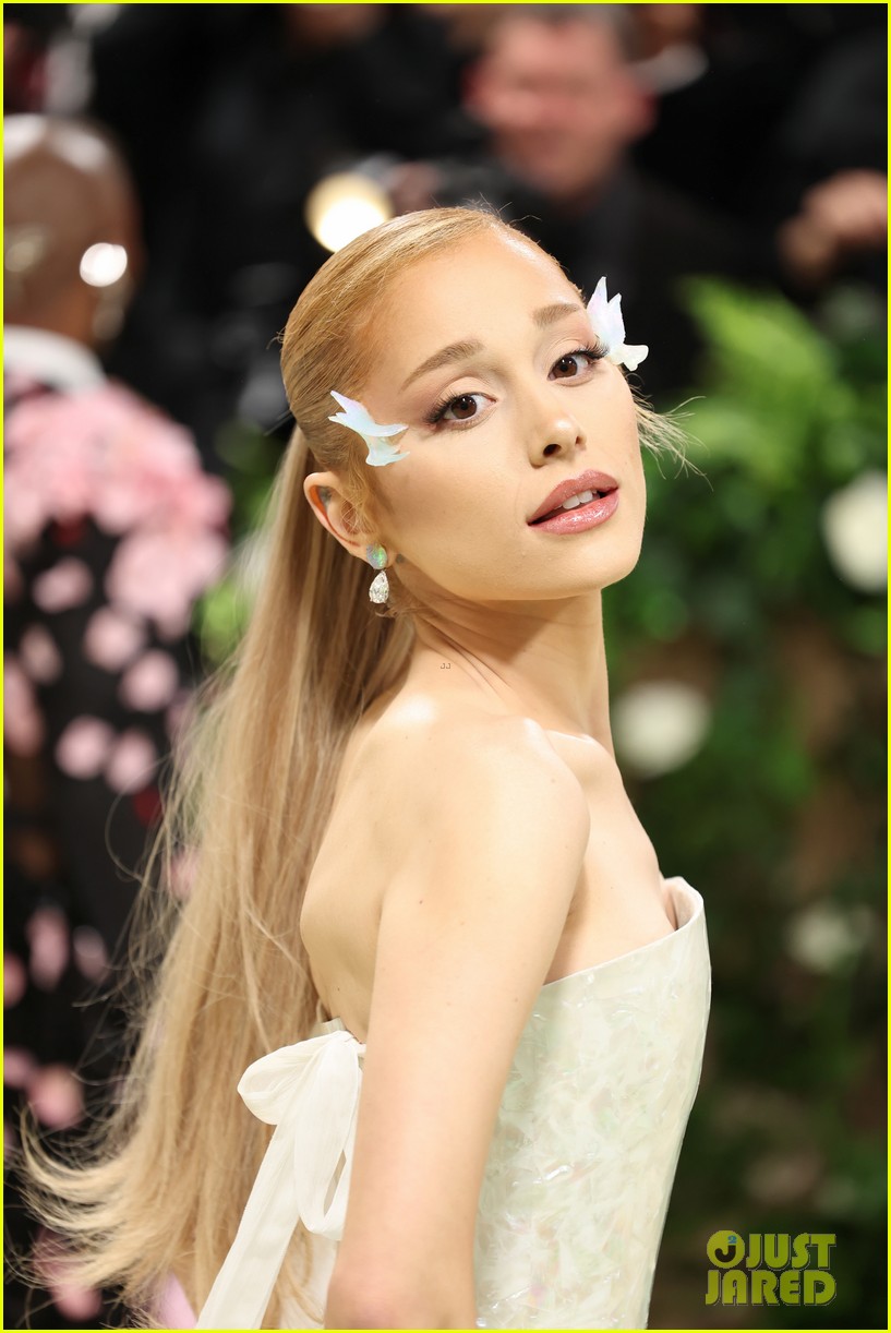 Ariana Grande Reveals She's Working on a Stage-Related Project, But ...