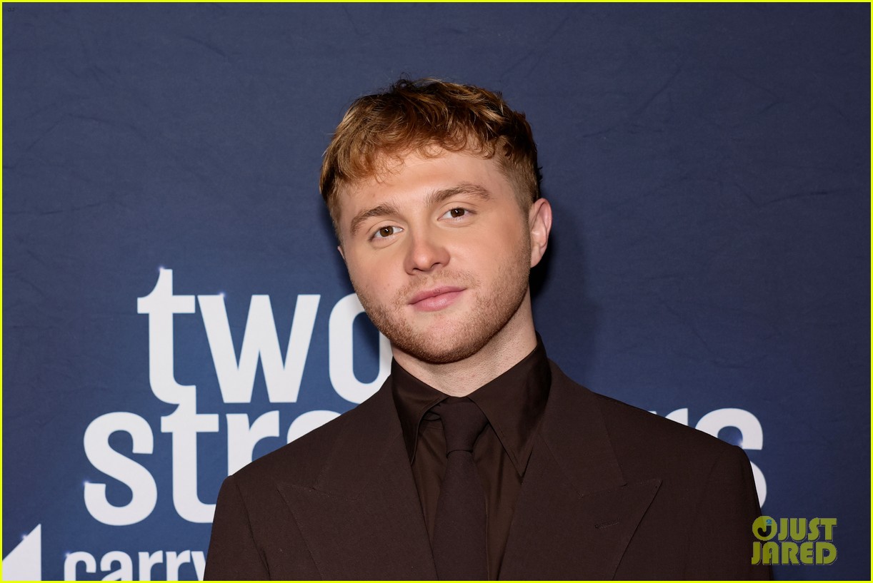 Jonathan Bailey Supports His Childhood BFF at 'Two Strangers' Opening ...