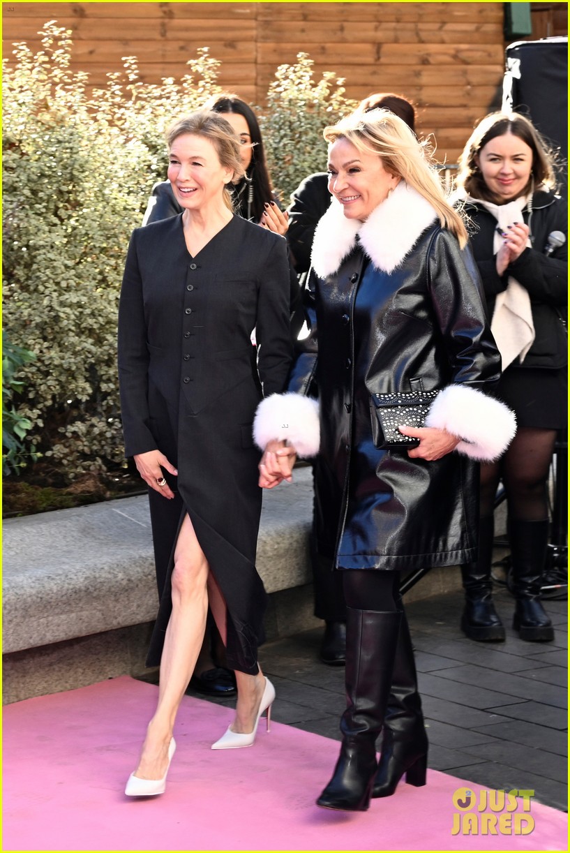 Renee Zellweger Unveils a 'Bridger Jones' Statue in London's Leicester ...