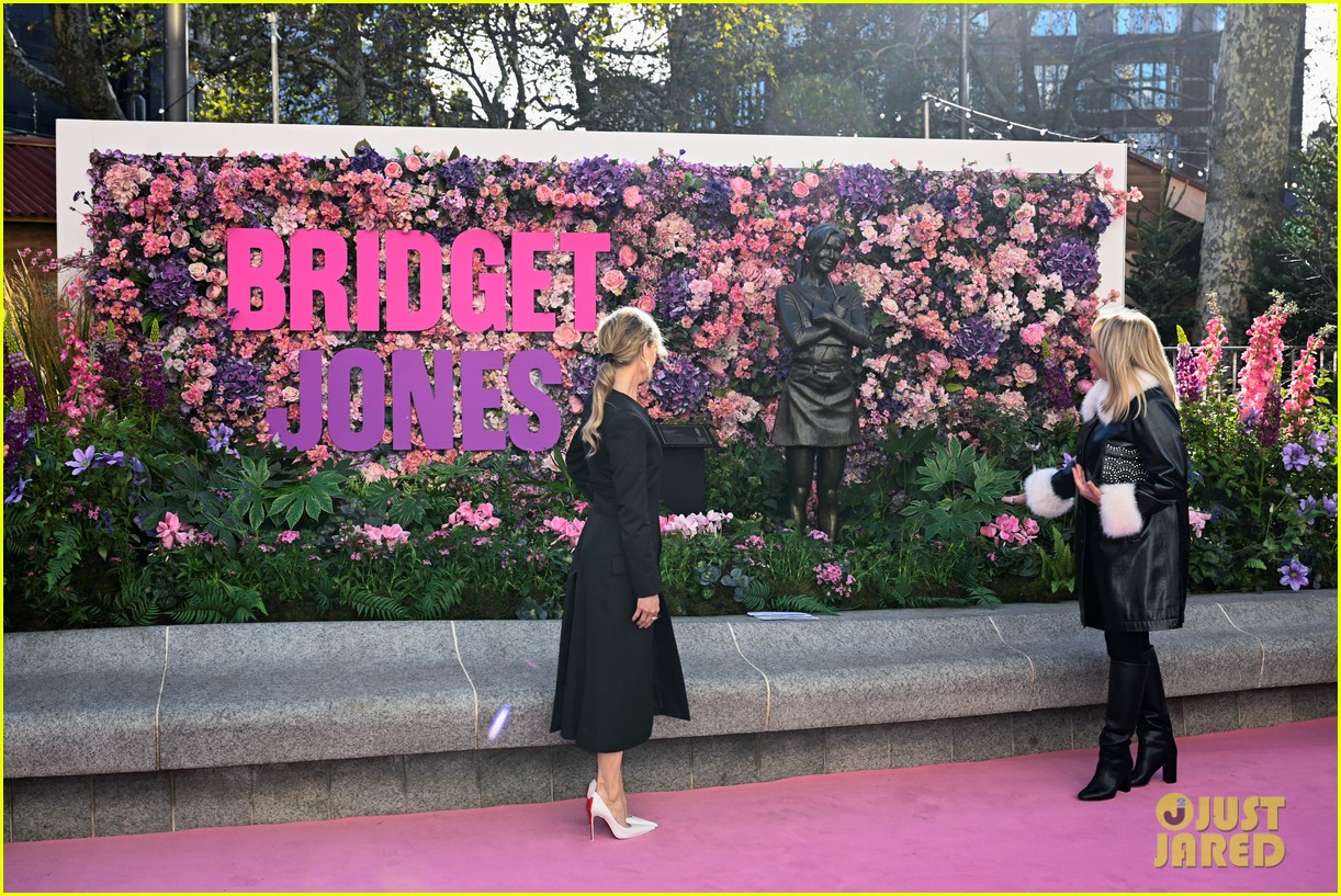 Renee Zellweger Unveils a 'Bridget Jones' Statue in London's Leicester ...
