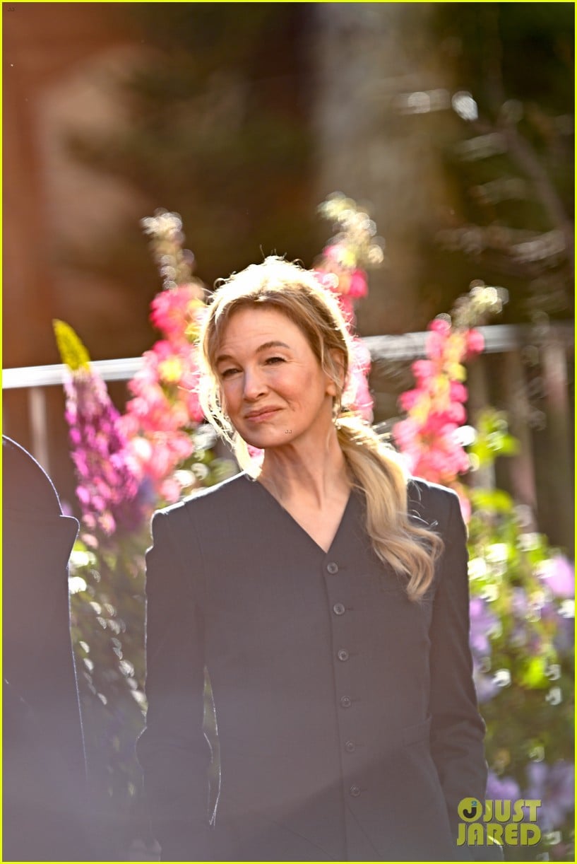 Renee Zellweger Unveils a 'Bridget Jones' Statue in London's Leicester ...