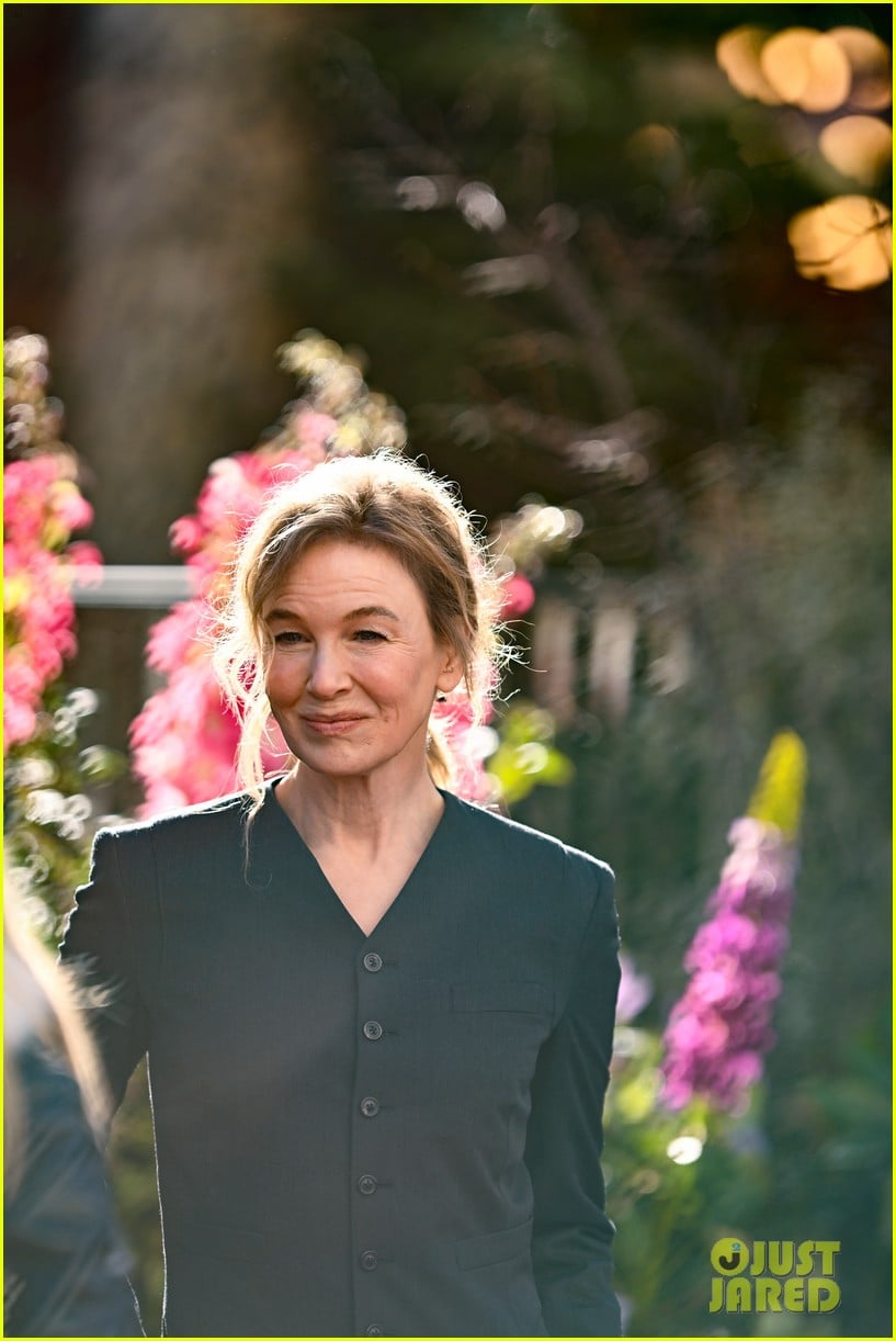 Renee Zellweger Unveils a 'Bridget Jones' Statue in London's Leicester ...