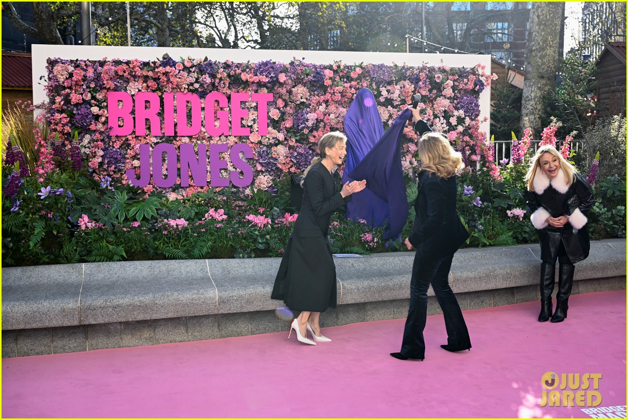 Renee Zellweger Unveils a 'Bridget Jones' Statue in London's Leicester ...