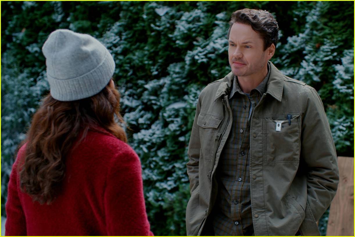 Erin Cahill & Paul Campbell Bonded with 15 Cats In-Between Takes on ...