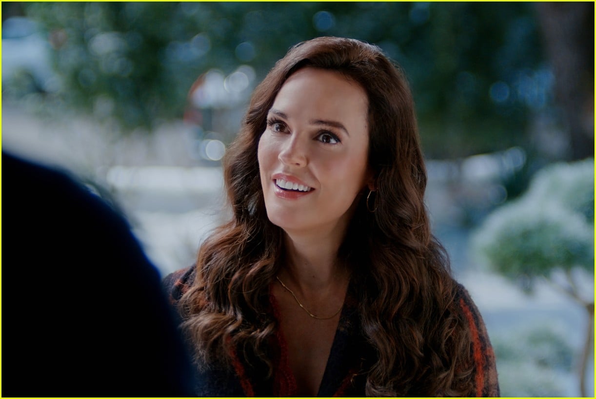 Erin Cahill & Paul Campbell Bonded with 15 Cats In-Between Takes on ...