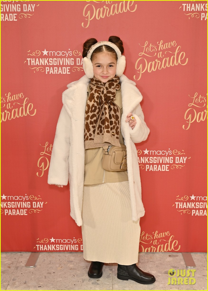 Jessica Chastain & More Stars Attend Macy's Parade to Celebrate ...
