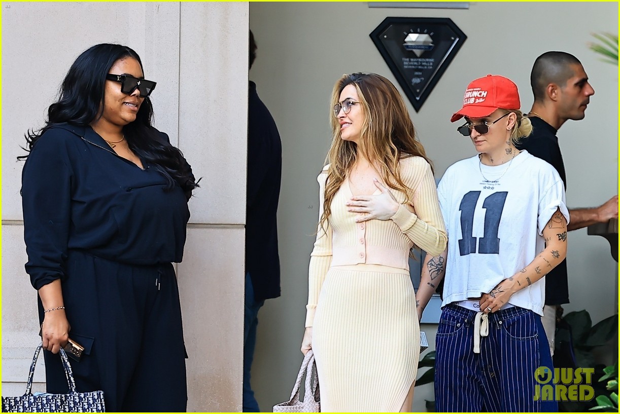 Chrishell Stause Steps Out For Lunch With Spouse G Flip After 'Selling ...