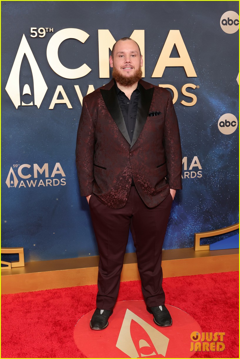 Luke Combs & Pregnant Wife Nicole Walk the CMA Awards 2025 Red Carpet ...