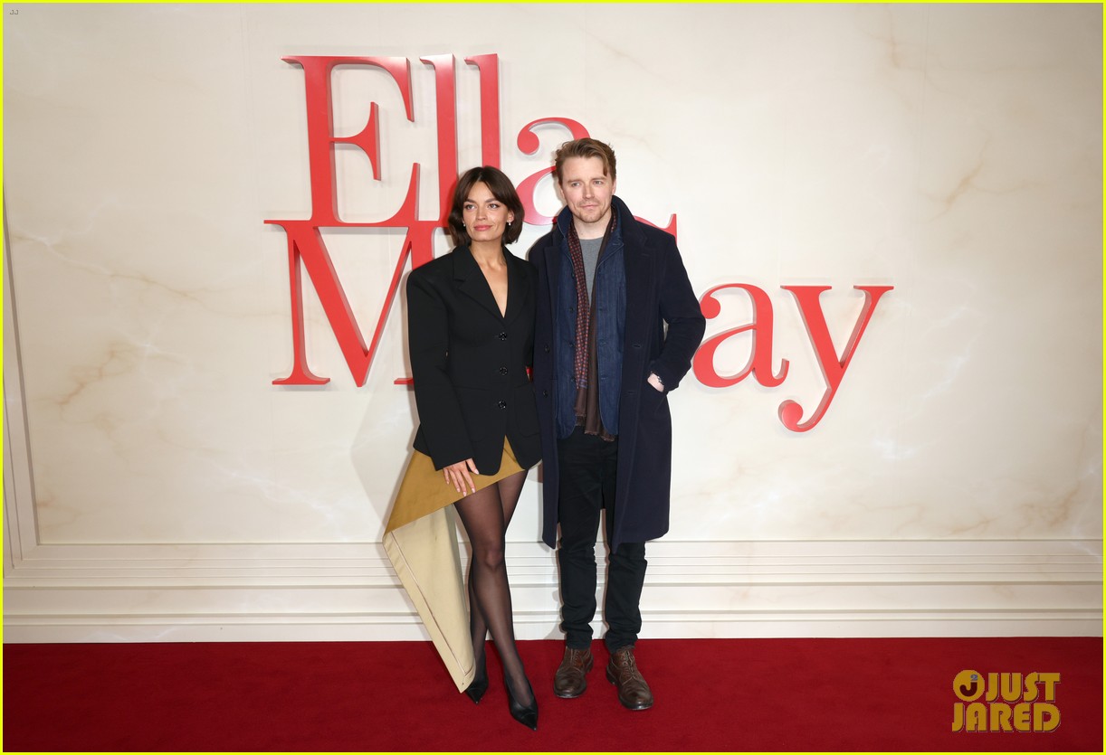 Emma Mackey & Jamie Lee Curtis Hold Hands at 'Ella McCay' Premiere in ...