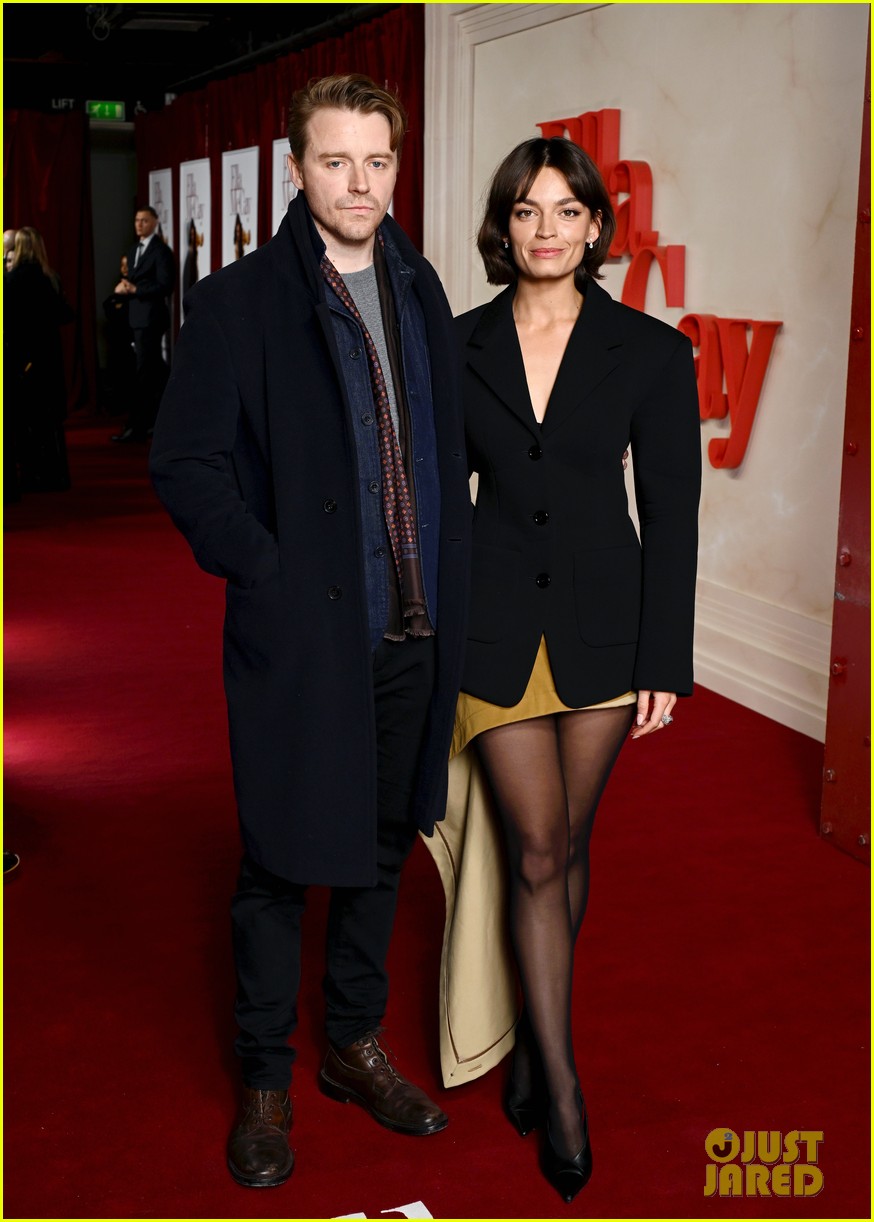 Emma Mackey & Jamie Lee Curtis Hold Hands at 'Ella McCay' Premiere in ...