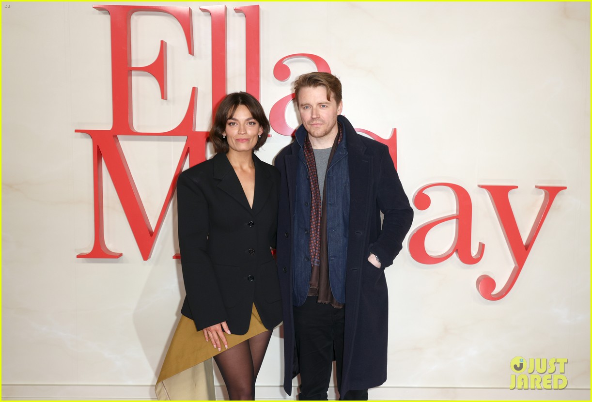 Emma Mackey & Jamie Lee Curtis Hold Hands at 'Ella McCay' Premiere in ...