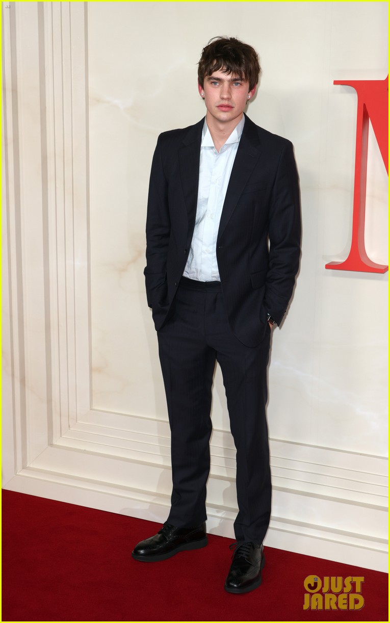 Emma Mackey & Jamie Lee Curtis Hold Hands at 'Ella McCay' Premiere in ...