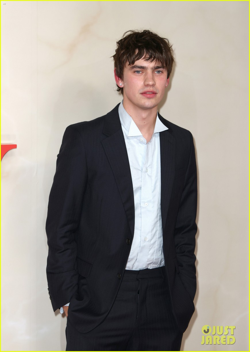 Emma Mackey & Jamie Lee Curtis Hold Hands at 'Ella McCay' Premiere in ...