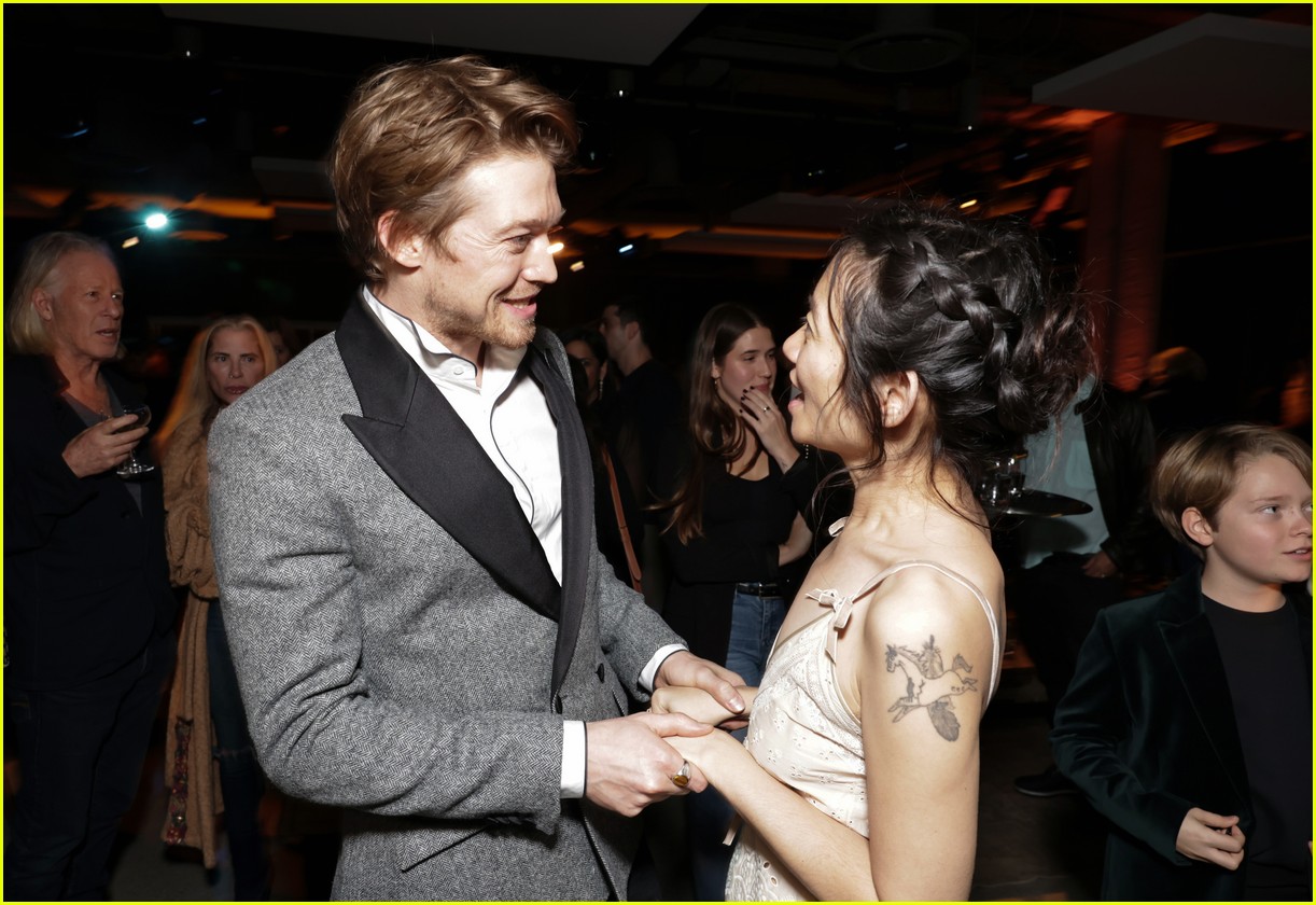 Jessie Buckley Attends 'Hamnet' L.A. Premiere with Joe Alwyn, Director Chloe Zhao & More!: Photo ...