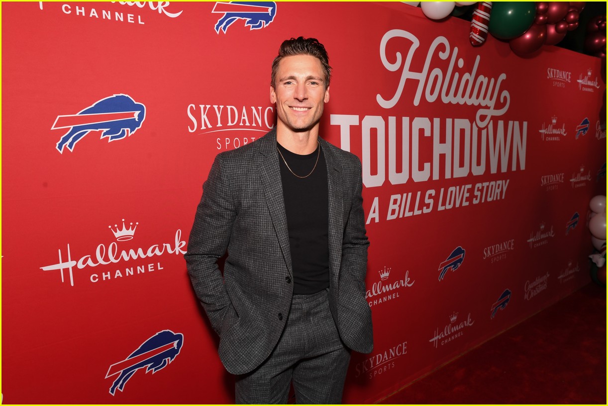 Holland Roden, Matthew Daddario, & 'Holiday Touchdown' Cast Reunite ...