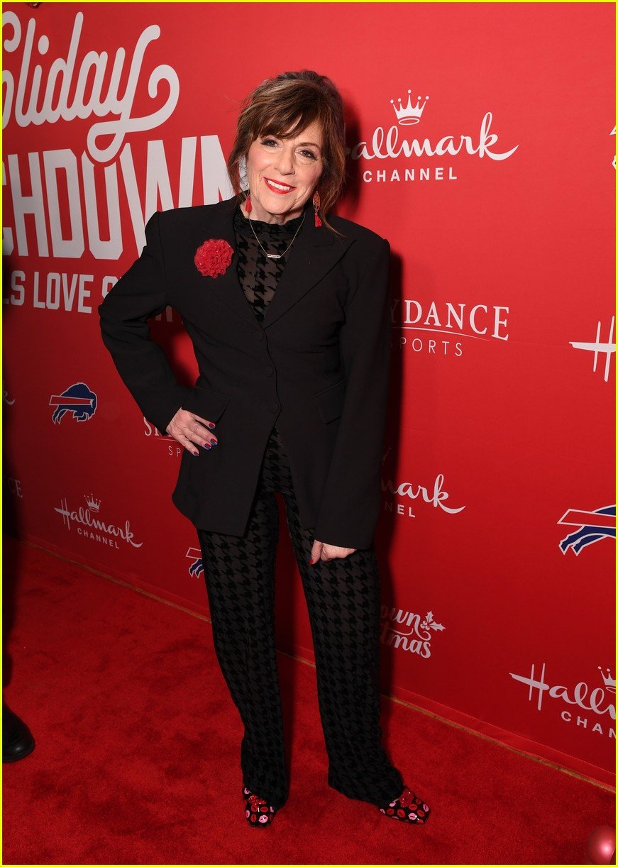 Holland Roden, Matthew Daddario, & 'Holiday Touchdown' Cast Reunite ...