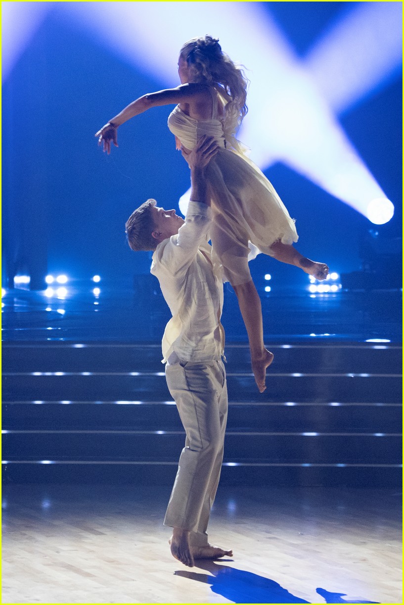 Robert Irwin Suffers Rib Injury Ahead of 'DWTS' Finale, Partner Witney ...