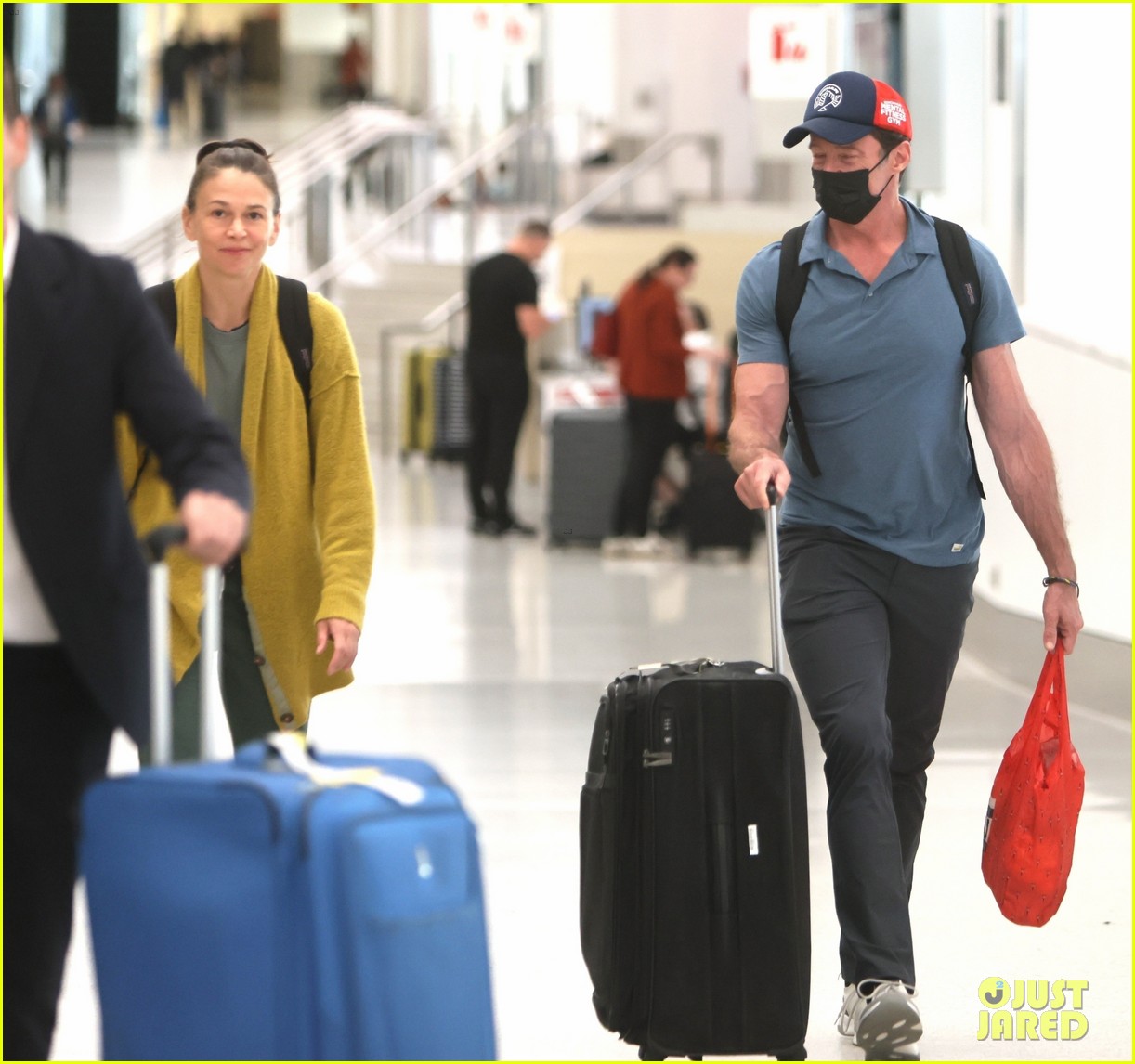 Hugh Jackman Lands in L.A. with Girlfriend Sutton Foster: Photo 5232989 ...