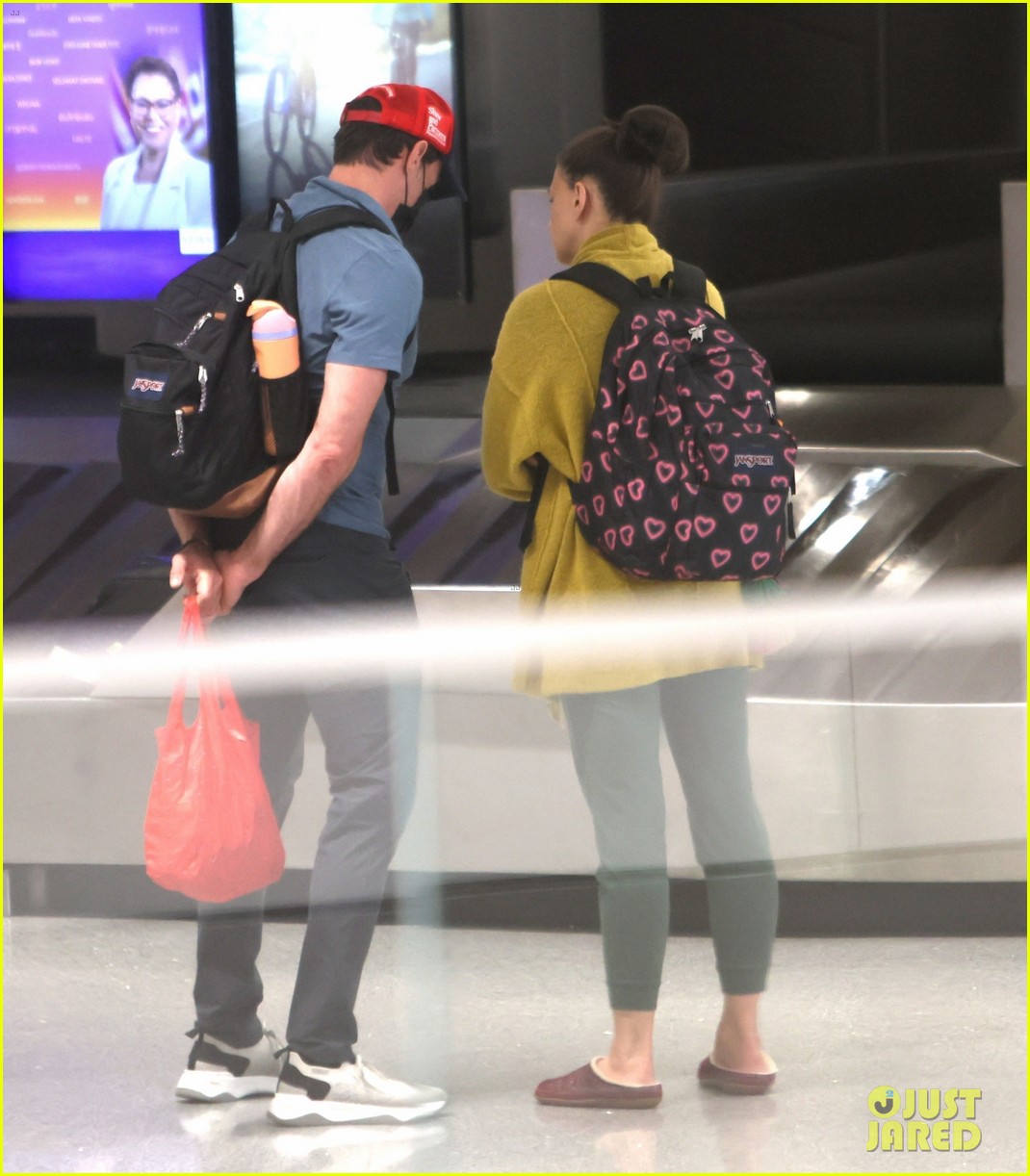 Hugh Jackman Lands in L.A. with Girlfriend Sutton Foster: Photo 5232997 ...