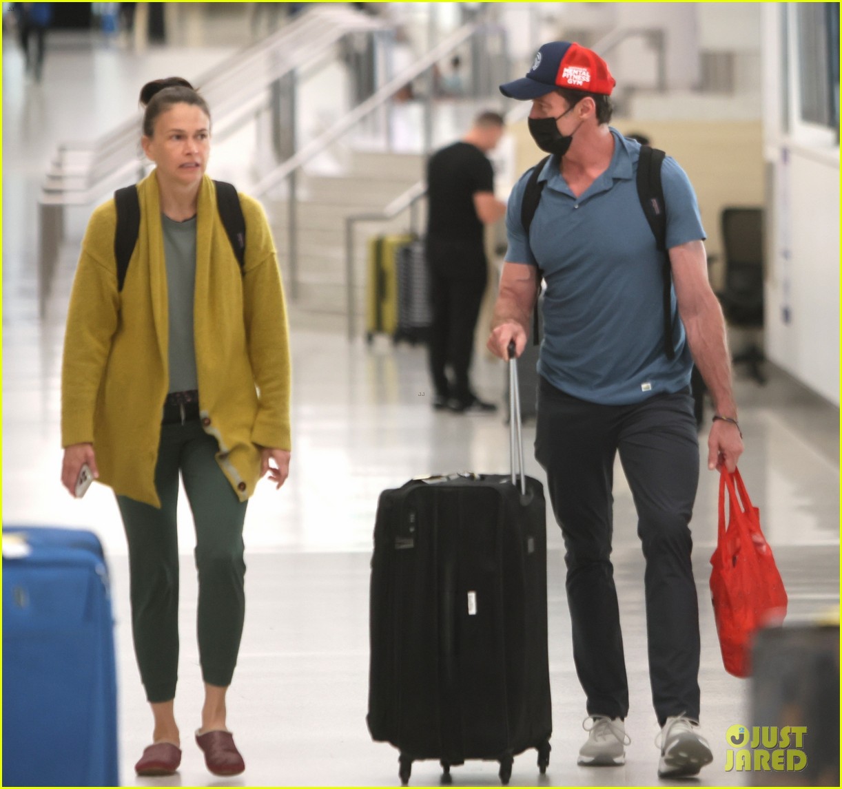 Hugh Jackman Lands in L.A. with Girlfriend Sutton Foster: Photo 5233005 ...