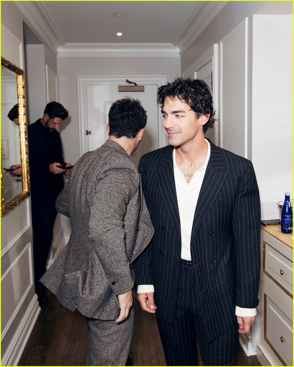 Go Behind-the-Scenes With Jonas Brothers at 'A Very Jonas Christmas ...