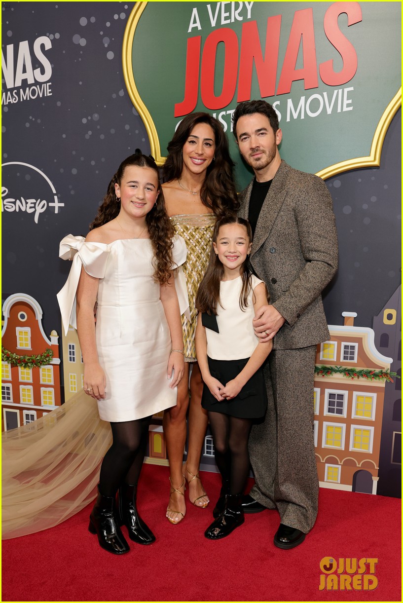 Kevin, Nick, & Joe Jonas Step Out in NYC for 'A Very Jonas Christmas ...