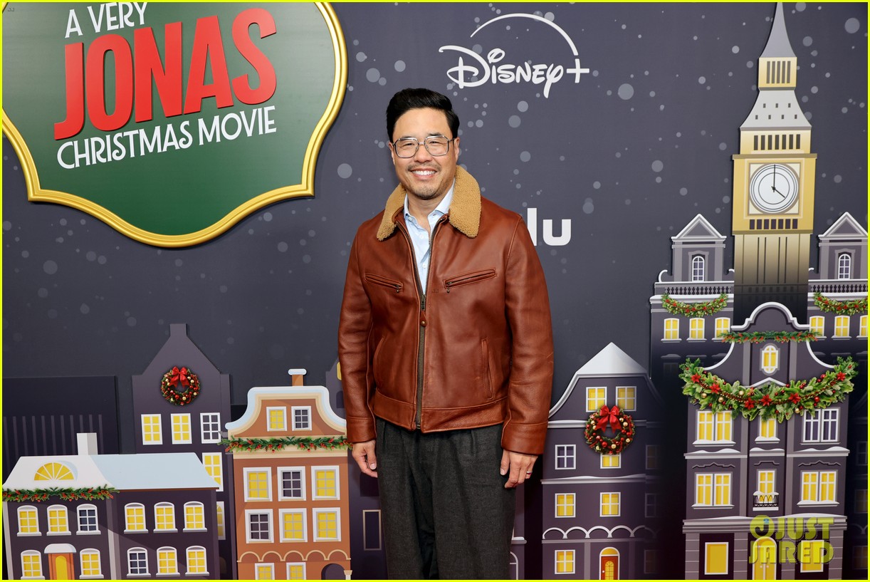 Kevin, Nick, & Joe Jonas Step Out in NYC for 'A Very Jonas Christmas Movie' Premiere: Photo ...
