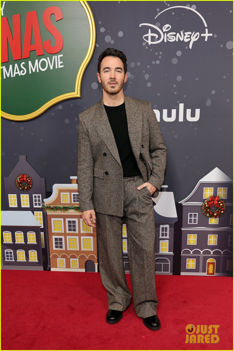 Kevin, Nick, & Joe Jonas Step Out in NYC for 'A Very Jonas Christmas ...