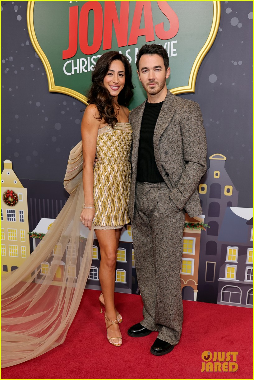 Kevin, Nick, & Joe Jonas Step Out in NYC for 'A Very Jonas Christmas ...