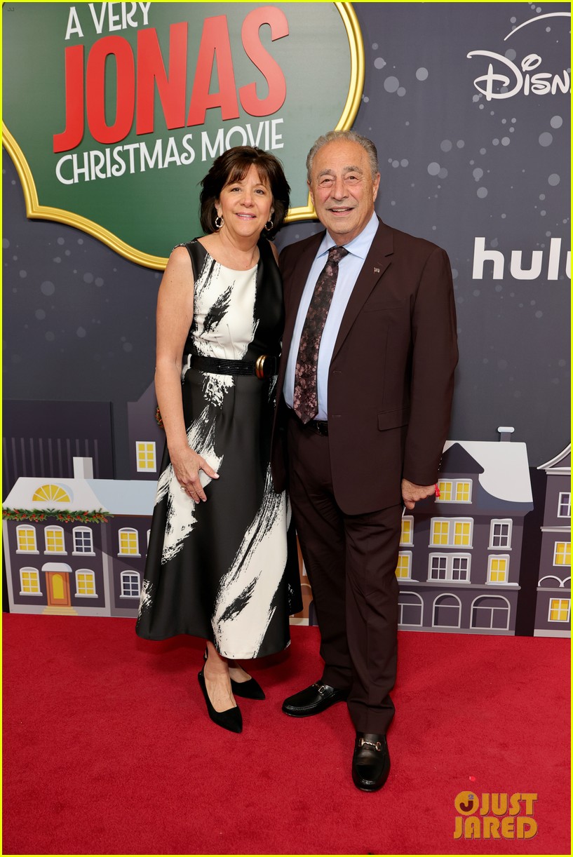 Kevin, Nick, & Joe Jonas Step Out in NYC for 'A Very Jonas Christmas Movie' Premiere: Photo ...