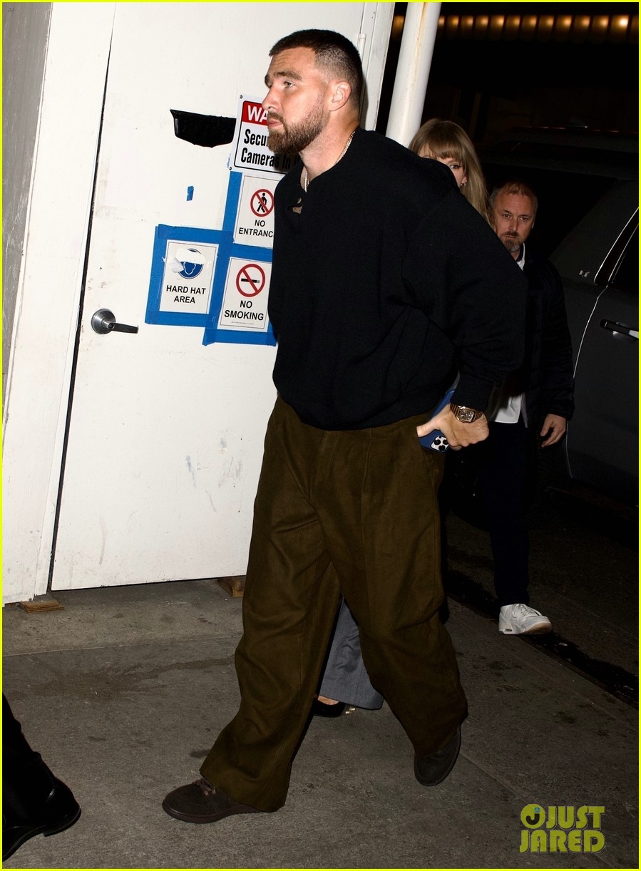 Taylor Swift & Travis Kelce Hold Hands on Date Night at Polo Bar in NYC ...