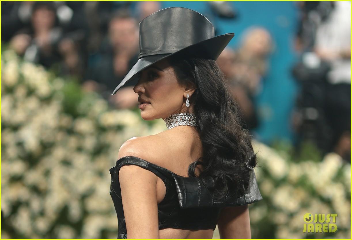 Kim Kardashian Cries in Video Documenting Her Experience Not Passing ...