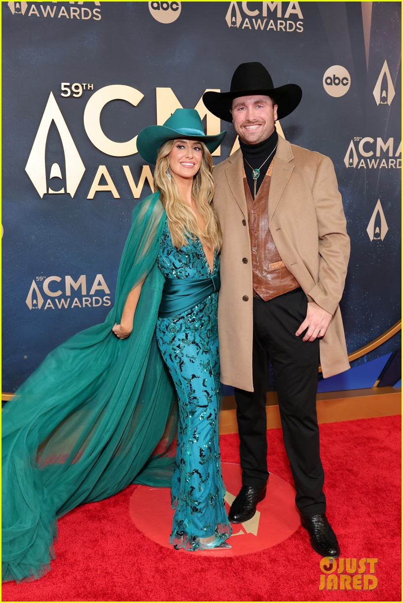 Host Lainey Wilson Couples Up With Fiancé Devlin Hodges at CMA Awards ...