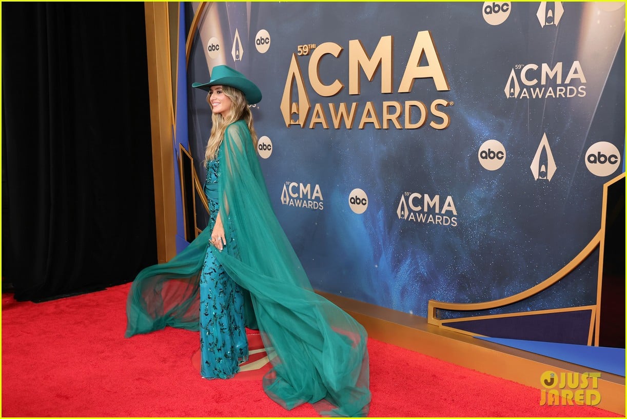 Host Lainey Wilson Couples Up With Fiancé Devlin Hodges at CMA Awards ...