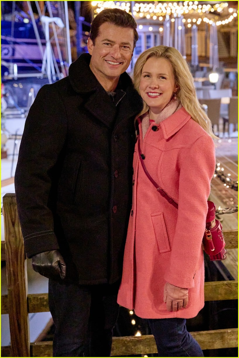 'A Newport Christmas' Actors Wes Brown & Ginna Claire Mason Talk ...