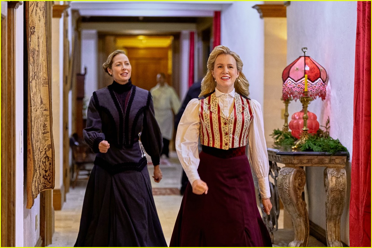 'A Newport Christmas' Actors Wes Brown & Ginna Claire Mason Talk ...