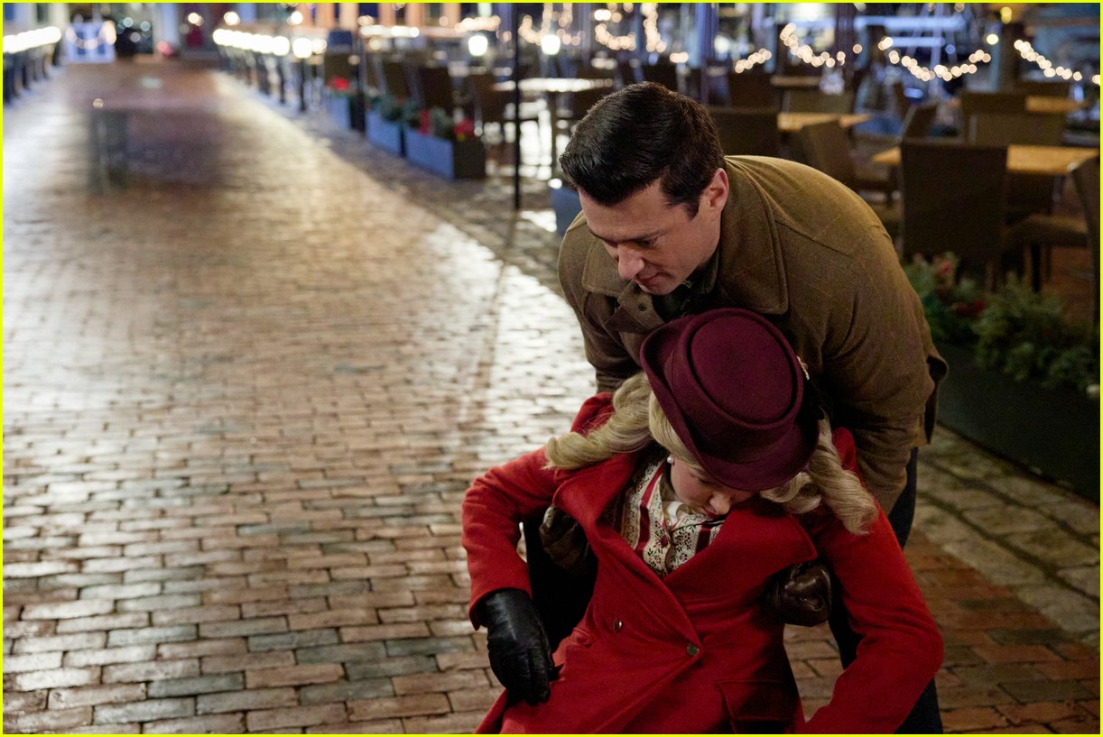 'A Newport Christmas' Actors Wes Brown & Ginna Claire Mason Talk ...