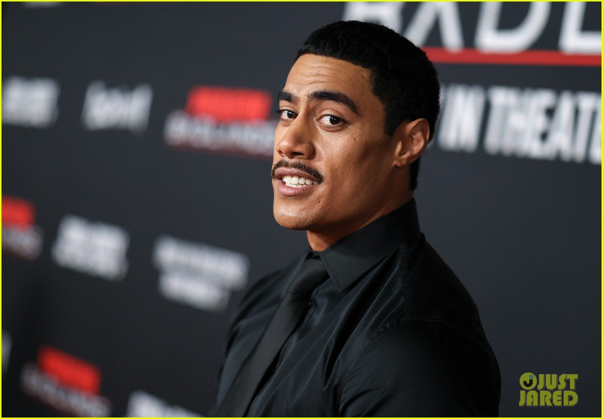 Elle Fanning Poses With an Apex Predator at 'Predator: Badlands ...