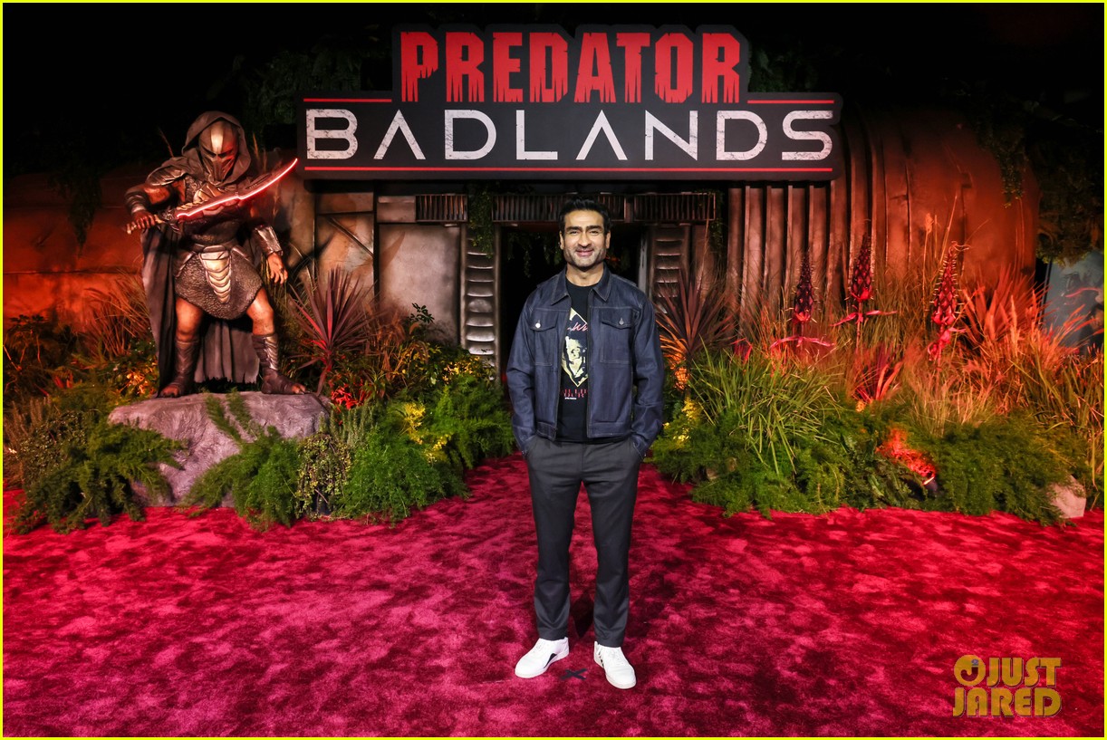 Elle Fanning Poses With an Apex Predator at 'Predator: Badlands' Premiere in Los Angeles: Photo ...