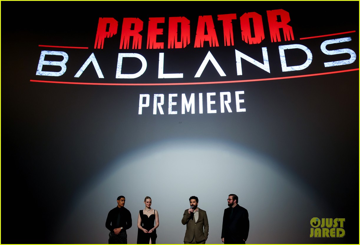 Elle Fanning Poses With an Apex Predator at 'Predator: Badlands' Premiere in Los Angeles: Photo ...